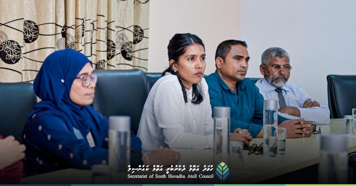 ގދ.އަތޮޅު ތަޢުލީމީ މަރުކަޒުގެ ޕްރިންސިޕަލް އަތޮޅު ކައުންސިލް ރައީސް ...